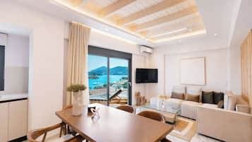 Duplex superluxo, vista para o mar | Área de estar | TV 50 polegadas com canais digitais