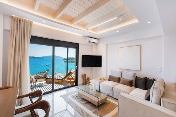 Duplex superluxo, vista para o mar | Área de estar | TV 50 polegadas com canais digitais