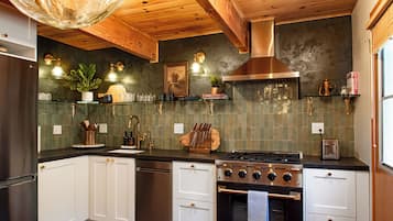 Uma chaleira elétrica, uma torradeira