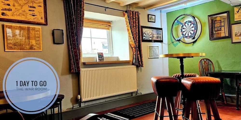 Hawk And Buckle Inn - Wales