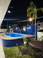 Quarto quádruplo família, ar-condicionado, vista para a piscina | Terraço/pátio