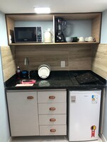 Quarto quádruplo família, ar-condicionado, vista para a piscina | Cozinha privada | Frigobar, micro-ondas, cooktop, talheres/pratos/utensílios de cozinha
