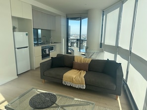 Apartamento, vista para a marina | Cozinha privada | Um frigorífico, um micro-ondas, um forno, uma placa de cozinha