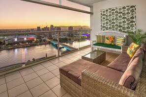 Apartamento design, 2 quartos, sacada, vista para o rio | Terraço/pátio