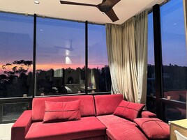 Suite Deluxe | Minibar, Wi-fi grátis, roupa de cama fornecida