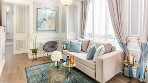 Apartamento, vista para a cidade | Área de estar | Escritórios