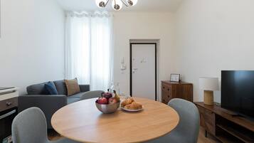 Apartamento (1 Bedroom) | Área de estar | Smart TV 32 polegadas com canais a cabo