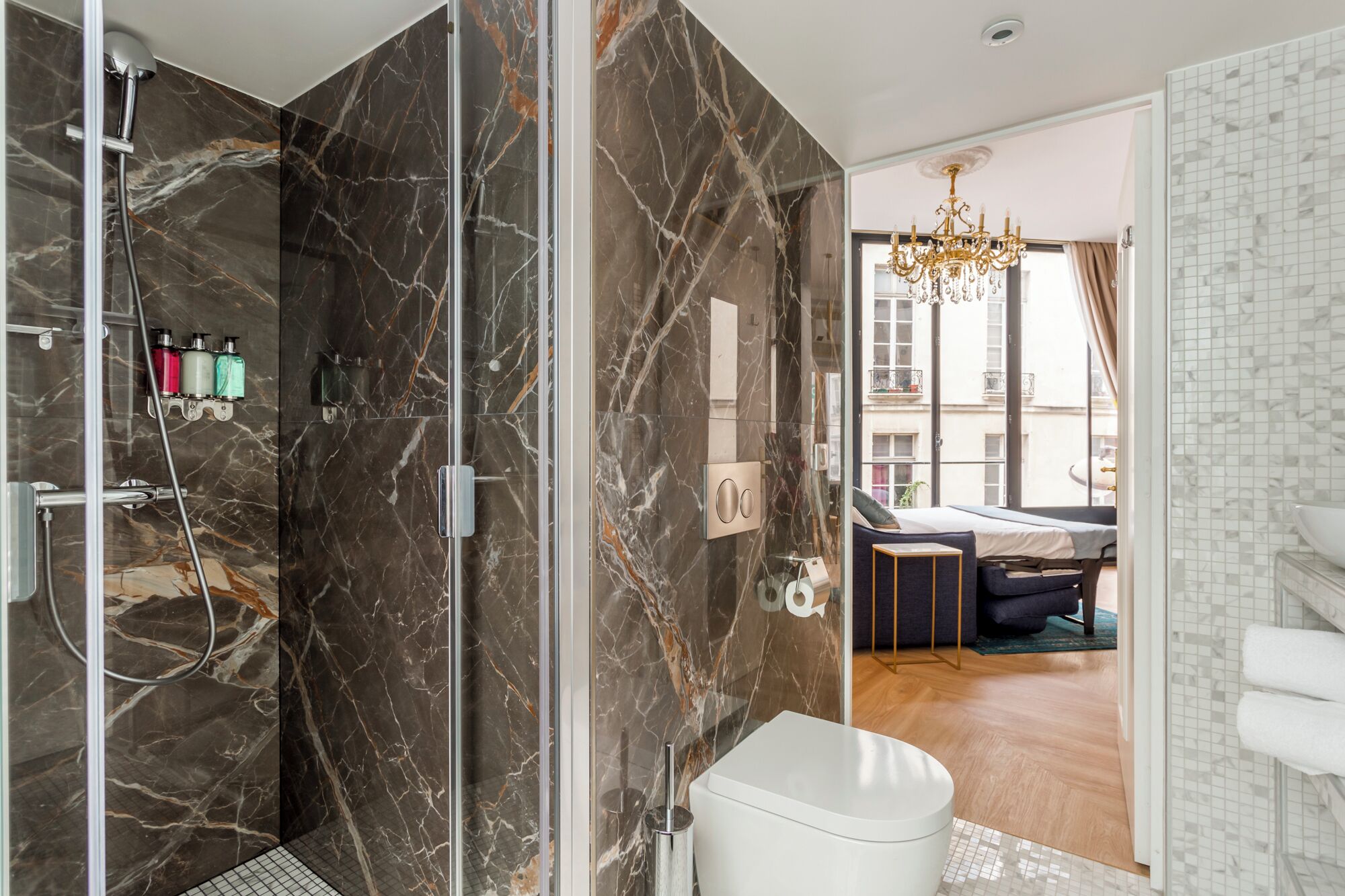 Apartamento, Vista para a cidade | Casa de banho | Artigos de higiene ecológicos, um secador de cabelo, toalhas fornecidas 