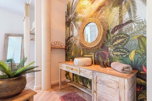 Suite Deluxe, pátio, vista para o jardim | Cortinas/cortinados opacos, ferro/tábua de engomar, Wi-fi grátis 