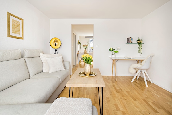 Apartamento, vista para a cidade | Área de estar | TV