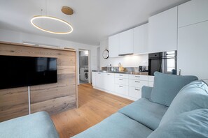 Apartamento Design, 2 quartos, Vista para a cidade | Sala | Televisor 