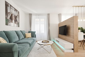 Apartamento design, 1 quarto, vista para a cidade | Área de estar | TV