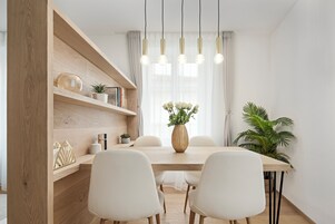 Apartamento Design, 1 quarto, Vista para a cidade | Refeições no quarto