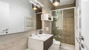 Apartamento Standard, vários quartos (Secret Of Lugano With Lake View) | Casa de banho | Um polibã, um secador de cabelo, toalhas fornecidas, sabão