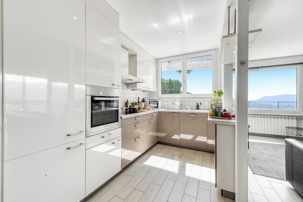 Um frigorífico, um micro-ondas, um forno, uma placa de cozinha