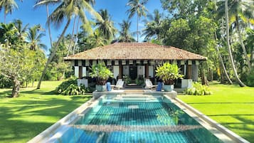 Piscina exterior, toldos gratuitos, espreguiçadeiras