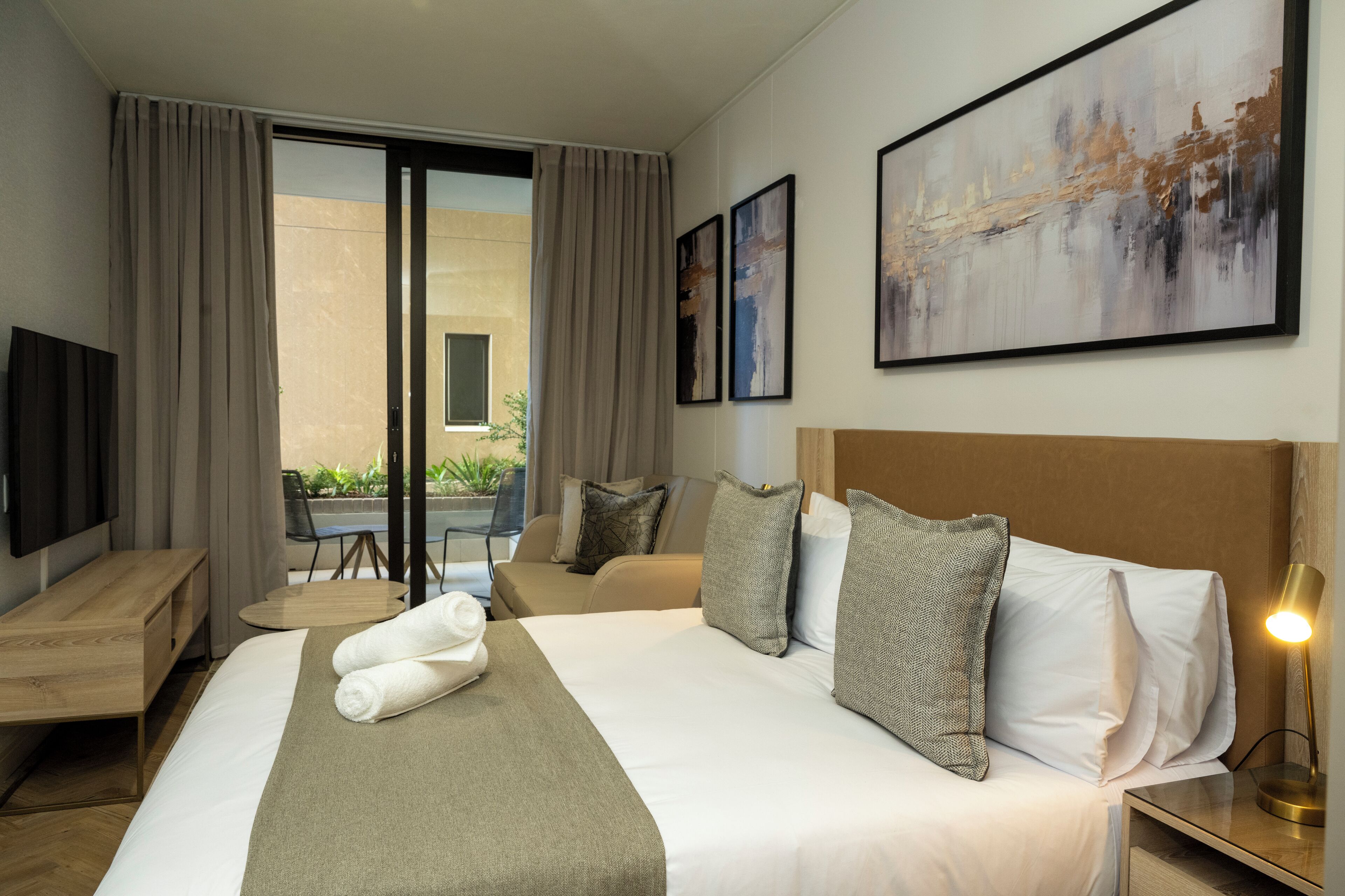 Cofres nos quartos, cortinas blackout, ferros/tábuas de passar roupa