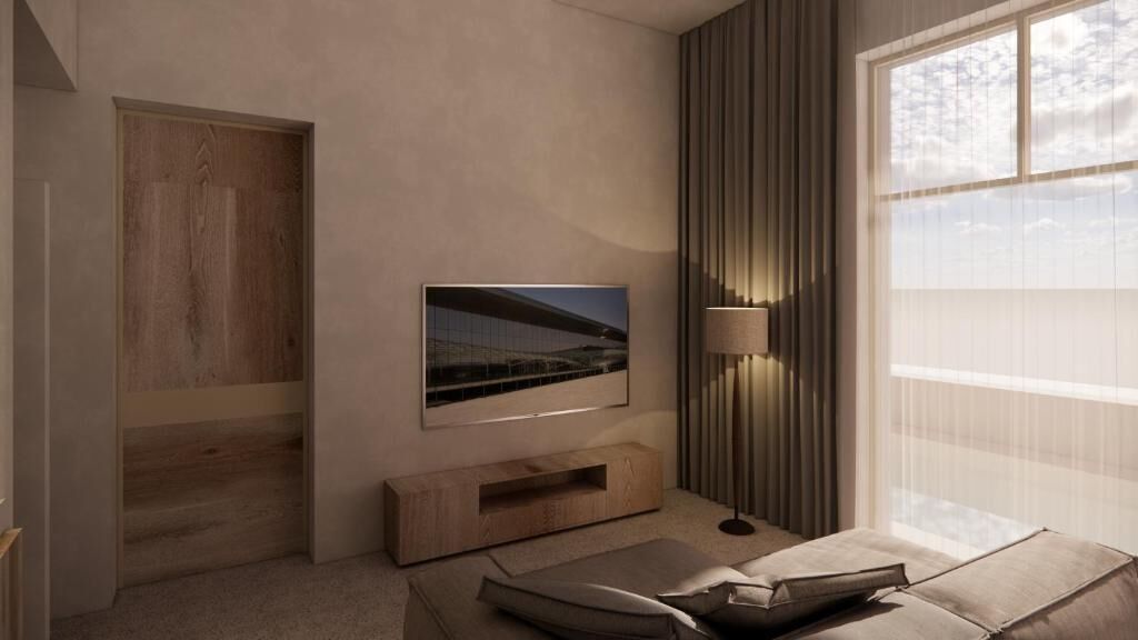 Quarto moderno com uma janela grande, televisão de tela plana na parede, porta de madeira e mesa lateral com abajur.