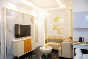 Villa de Luxo | Sala de estar | Smart TV de 55 polegadas com canais digitais, Netflix