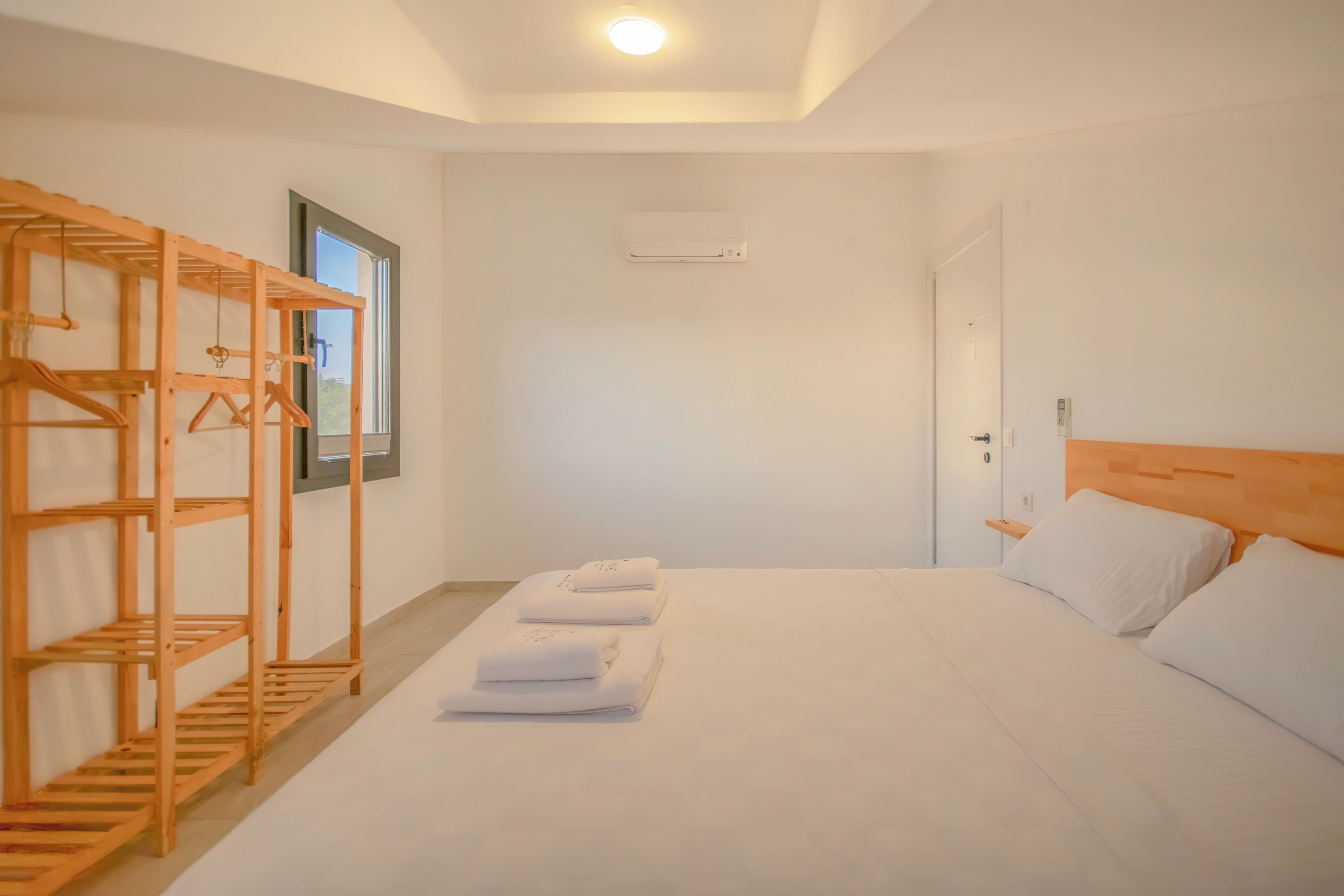 Apartamento, varanda, vista para a piscina | Cofre no quarto, cortinas/cortinados opacos, ferro/tábua de engomar 