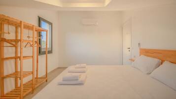 Apartamento, varanda, vista para a piscina | Cofre no quarto, cortinas/cortinados opacos, ferro/tábua de engomar