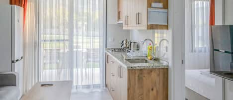 Apartamento, vista para o jardim | Cofre no quarto, cortinas/cortinados opacos, ferro/tábua de engomar
