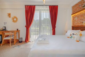 Quarto, varanda, vista para a piscina | Cofre no quarto, cortinas/cortinados opacos, ferro/tábua de engomar 