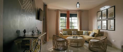 Apartamento família, 2 quartos, serviço de arrumação, vista para a cidade | Área de estar | Impressoras