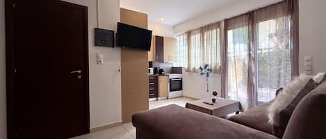 Apartamento | Sala de estar | Televisor de ecrã plano de 24 polegadas com canais digitais