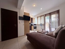 Apartamento | Área de estar | TV de tela plana 24 polegadas com canais digitais