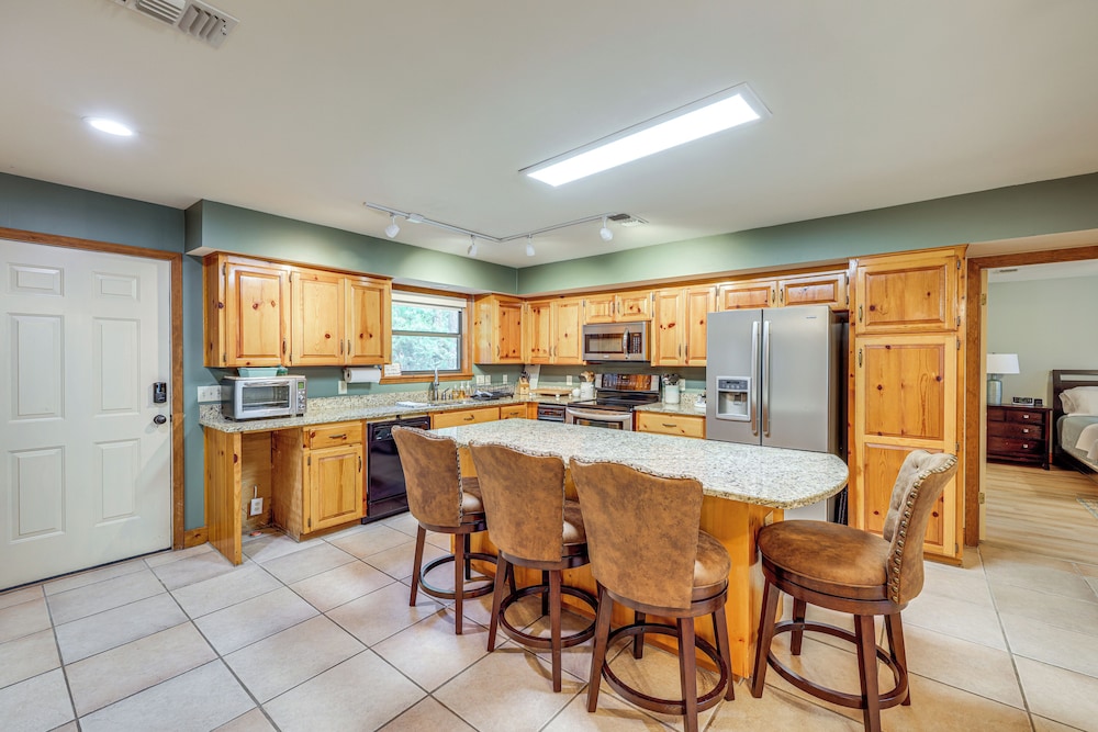 Waterfront Gem On Lake Martin W/ Kayaks & Dock! - Alabama