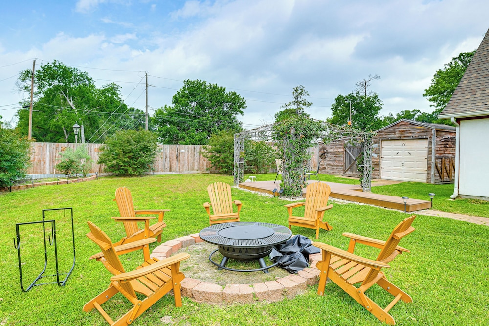 Private Backyard Oasis: Spacious Home In Humble! - Houston, TX