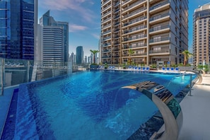 2 piscinas exteriores, espreguiçadeiras