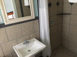 Toalhas fornecidas, sabão, champô, papel higiénico 