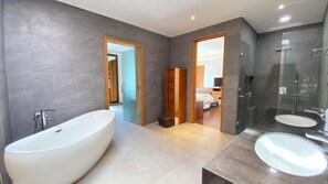 Vila superluxo, 4 quartos, piscina particular | Banheira de imersão