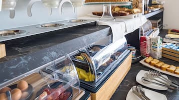 Pequeno-almoço tipo buffet diário (22 EUR por pessoa)