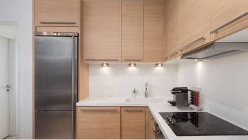 Apartamento exclusivo, vista para a montanha | Cozinha privada | Geladeira grande, micro-ondas, fogão, cooktop