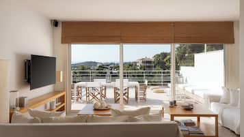 Apartamento exclusivo, vista para a montanha | Área de estar | Smart TV 45 polegadas com canais a cabo, Netflix, serviços de streaming