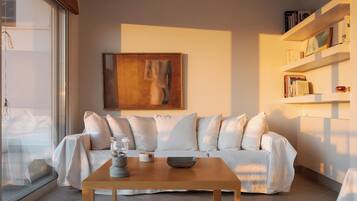 Apartamento exclusivo, vista para a montanha | Área de estar | Smart TV 45 polegadas com canais a cabo, Netflix, serviços de streaming