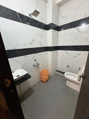 Quarto superior | Banheiro | Banheira e chuveiro separados, toalhas de banho, sabonete, shampoo