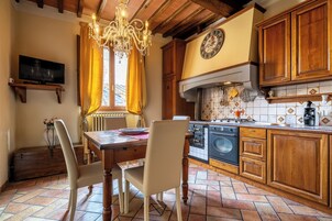 Apartamento | Cozinha privada | Um frigorífico, um forno, uma placa de cozinha