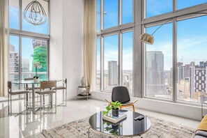 Apartamento superior, 2 quartos, piscina particular, vista para o oceano | Área de estar | Smart TV 150 polegadas com canais via satélite, Netflix