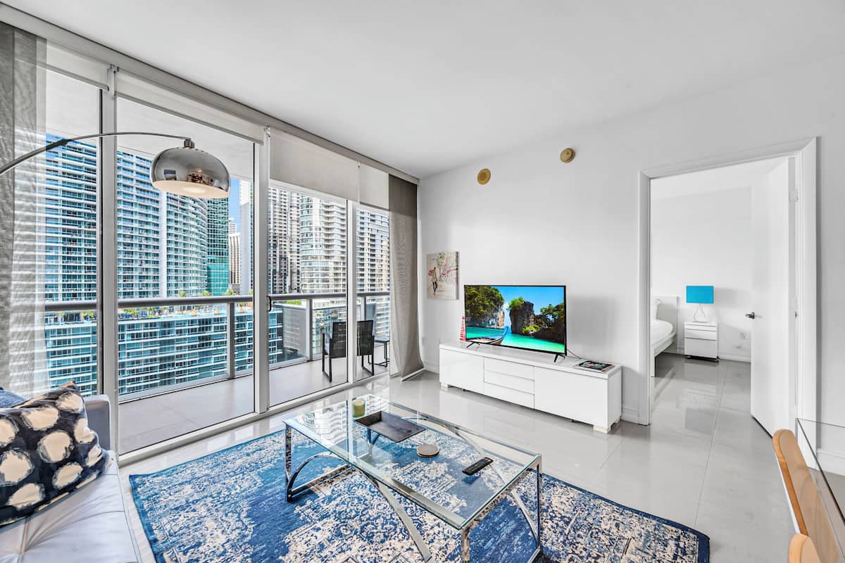 Smart TV de 150 polegadas com canais via satélite, Netflix