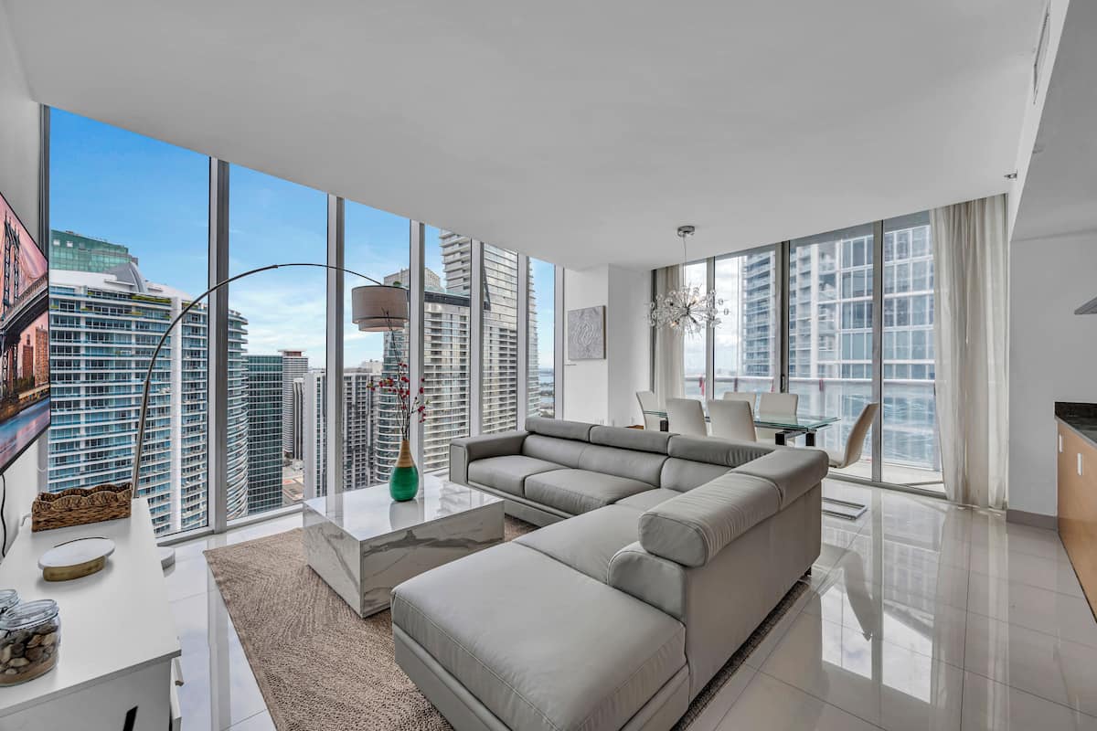 Apartamento Royal, 2 quartos, piscina privativa, vista para o oceano | Sala de estar | Smart TV de 150 polegadas com canais via satélite, Netflix