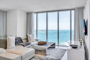 Apartamento presidencial, 2 quartos, piscina particular, vista para o oceano | Área de estar | Smart TV 150 polegadas com canais via satélite, Netflix