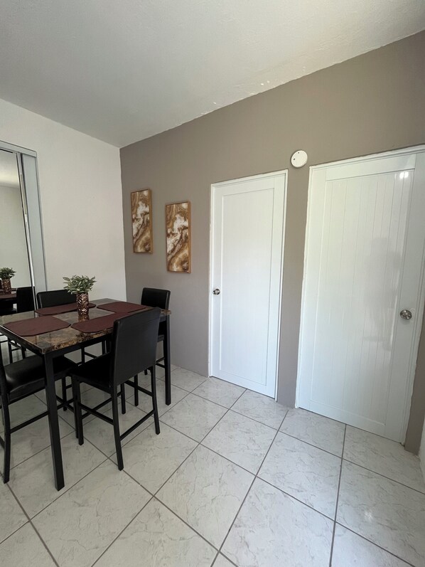 Apartamento Comfort, 2 quartos, cozinha | Refeições no quarto