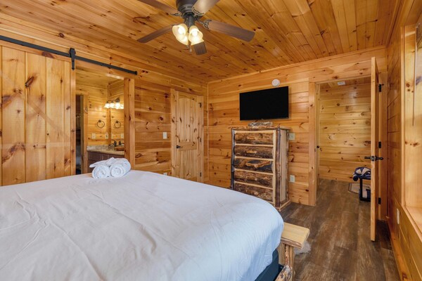 Evergreen Echo By Avantstay Cabin W/ Mountain Views, Theater, Game Room, And Hot Tub - Gatlinburg, TN
