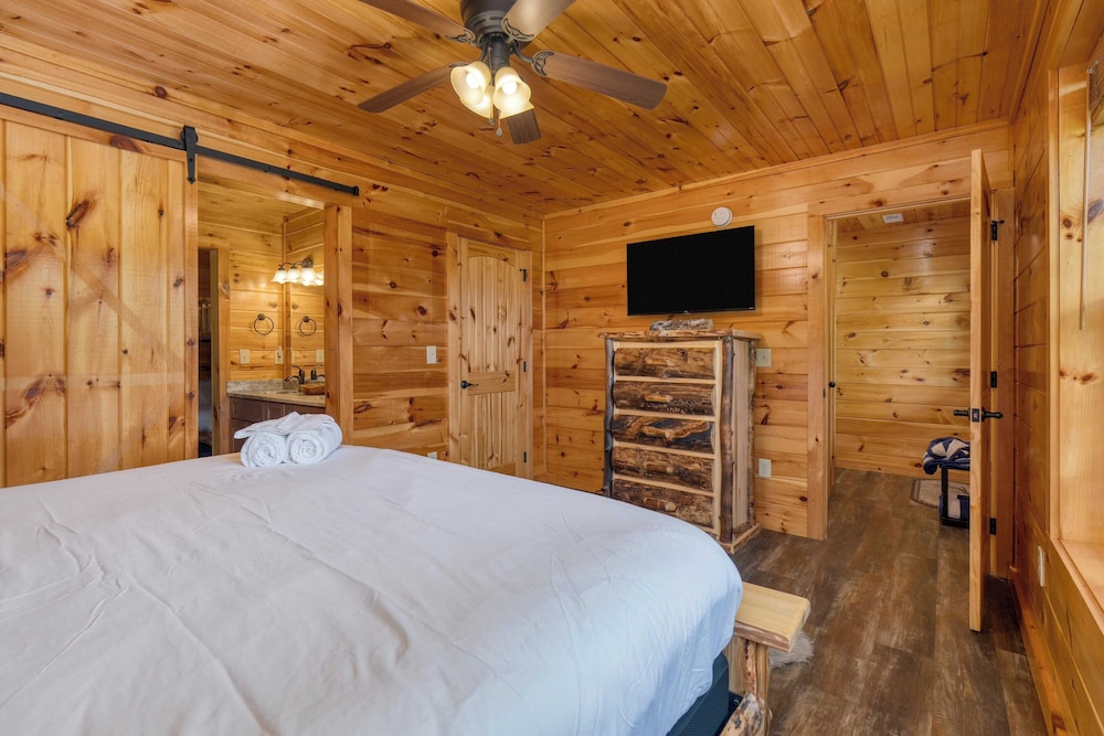 Evergreen Echo By Avantstay Cabin W/ Mountain Views, Theater, Game Room, And Hot Tub - Gatlinburg