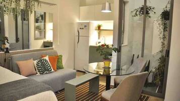 Suite-Estúdio Comfort, 1 cama queen-size e sofá-cama | Cofre no quarto, secretária