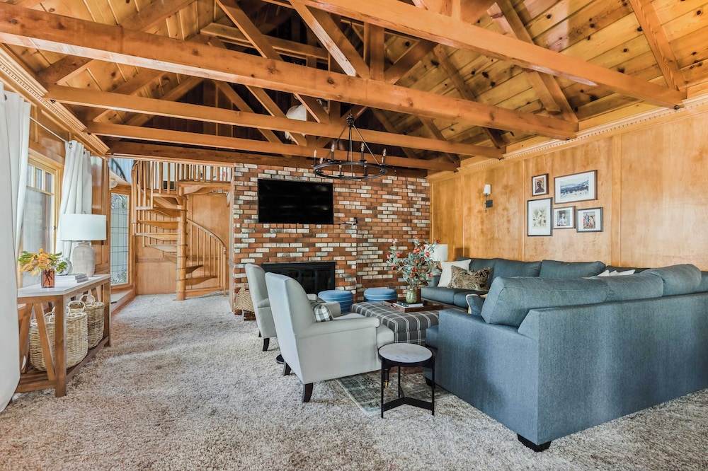 Sleeps 23 2 Homes, Lakefront, Private Dock, Hot Tub, Game Room, Swingset, View - Big Bear Lake, CA